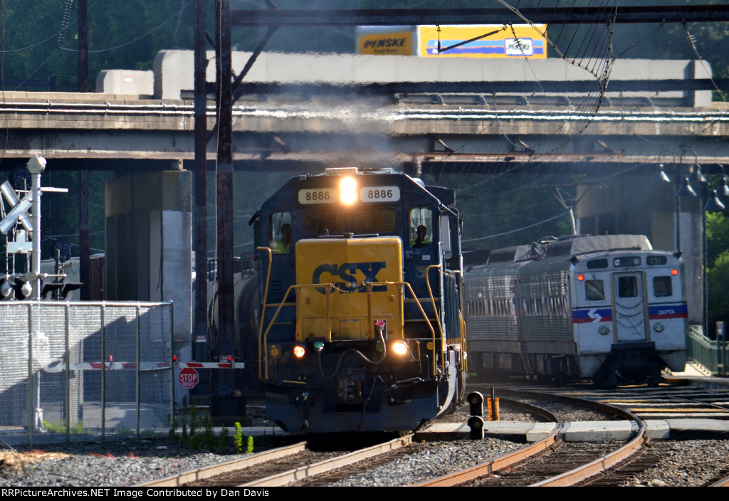 CSX SD40-2 8886 leads Q418-05